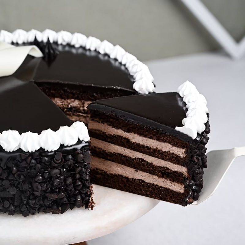 Beautiful White & Choco Creamy Chip Cake